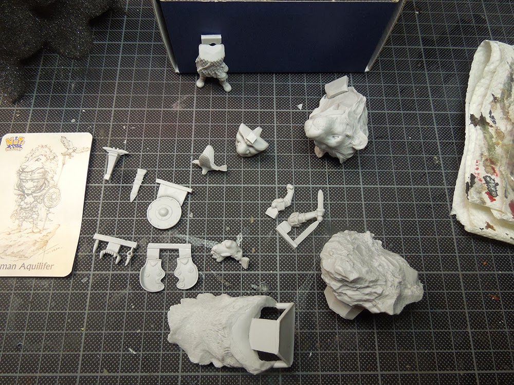 MU 39 - Roman Aquilifer, Nuts Planet | planetFigure | Miniatures