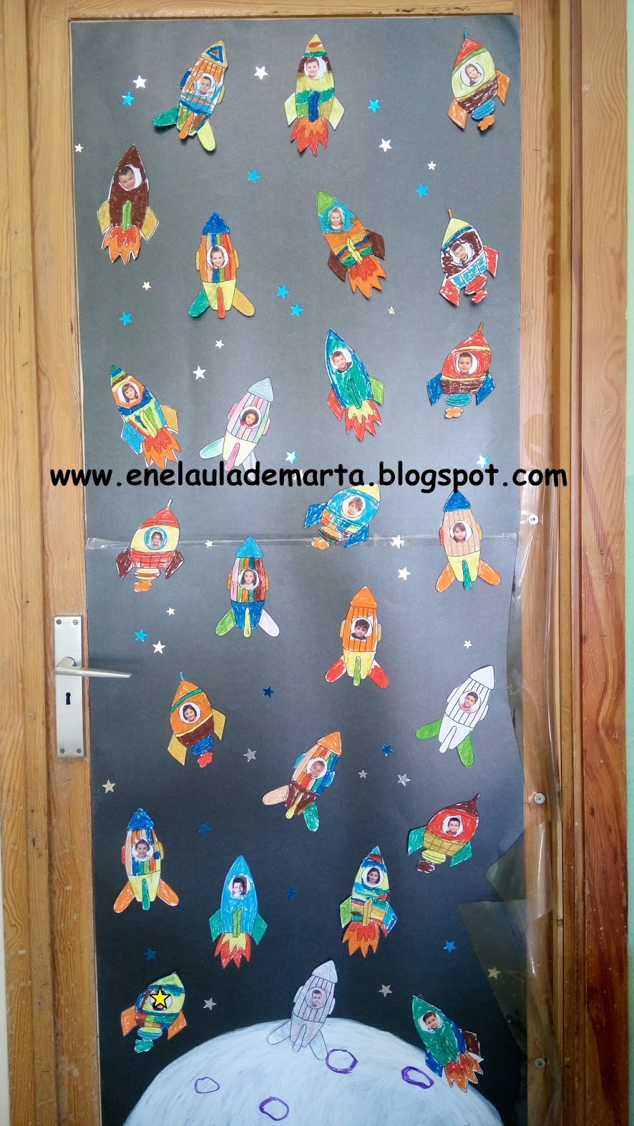 En el aula de Marta: Decoración de la puerta de la clase: ¡el universo!