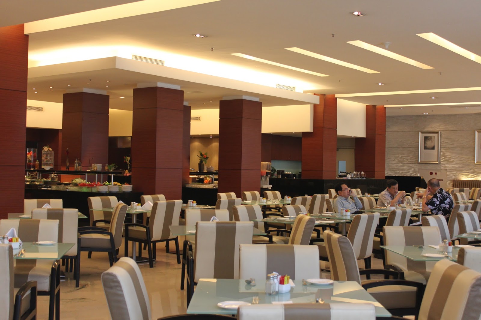 The Cafe Java Paragon: Buffet Lunch - et l'amour