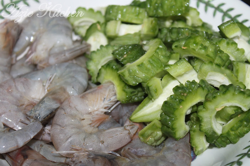 Hmmmm Sedap Nyer Masak Lemak Udang dan Peria Katak - Azie Kitchen