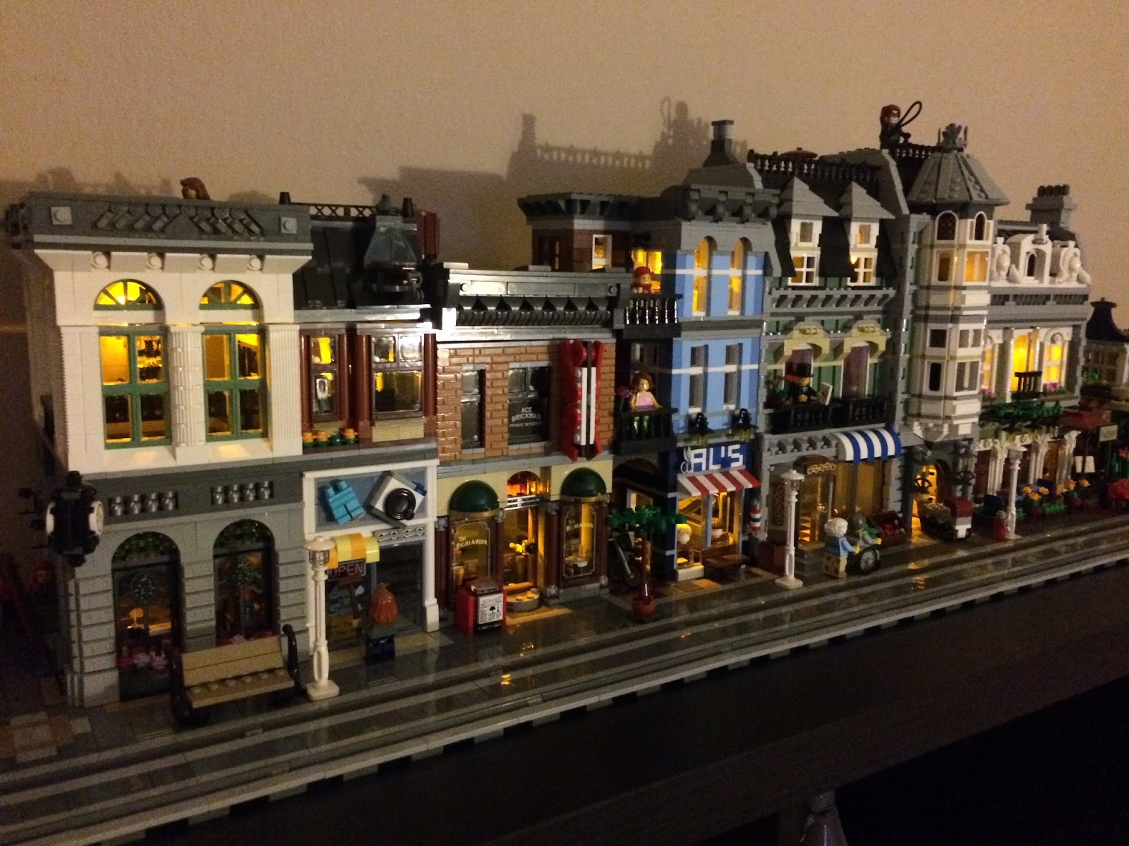 Joe Bricks: Cheap way to light-up your Lego/Lepin modular sets