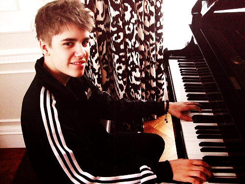 Justin Bieber Cordoba: Foto: Justin tocando el piano