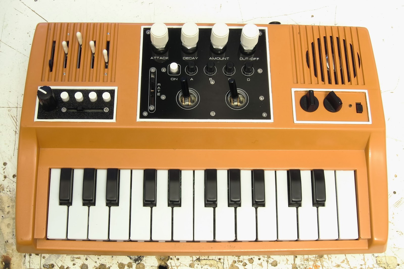 NOYSTOISE: CIRCUIT BENT KEYBOARD REVISED