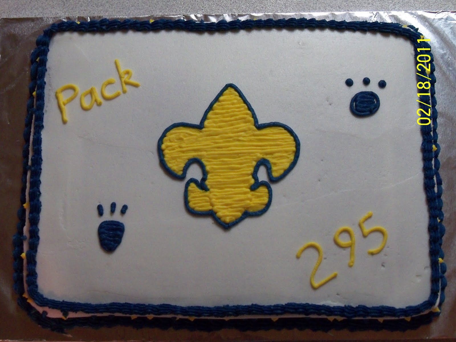 Crafty Mom of 4 Boys: Cake for Cub Scout Blue & Gold Ceremony