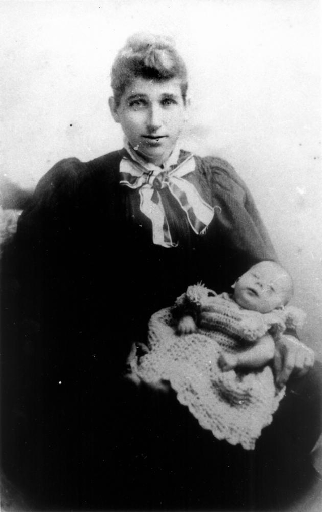 Victorian Motherhood: Lovely Vintage Photos of Mothers Posing With ...