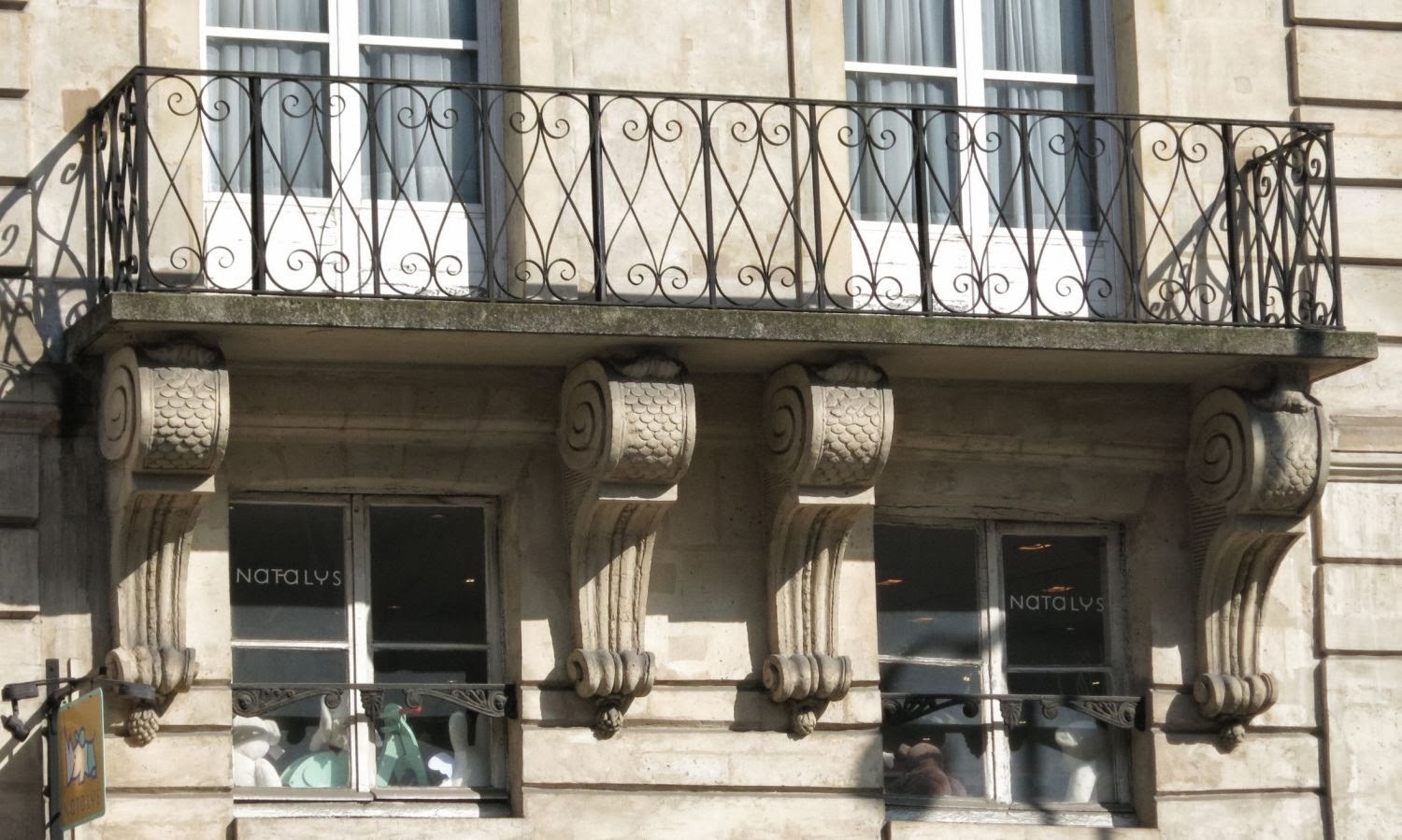 Combien ça porte ?: Balcons - Paris - Consoles en pierre