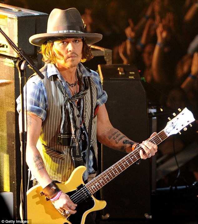 Johnny Depp shows off his guitar skills at the MTV Movie Awards ...