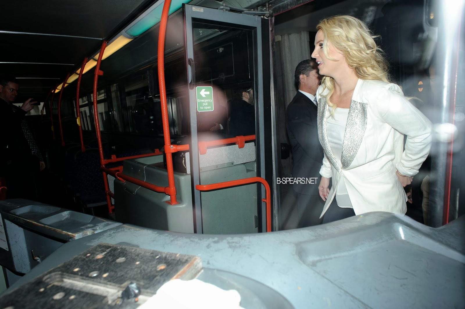 BRITNEY WORLD BLOG: (October 15) Britney taking a bus in London
