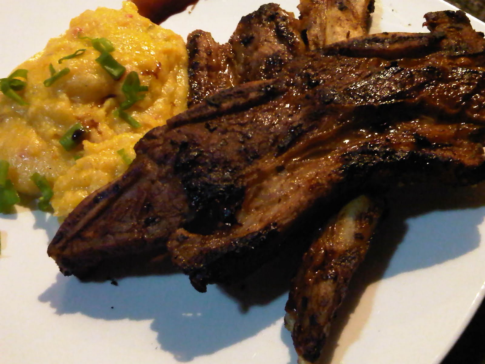 LA LUNERA: Funche con costillitas de res a la plancha