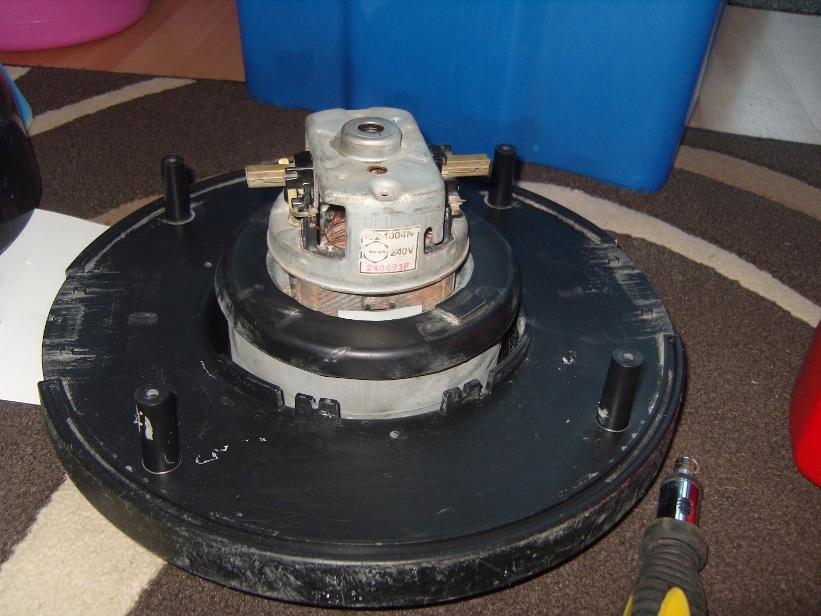 Numatic Henry HVR200 - Stripdown and motor replacement!