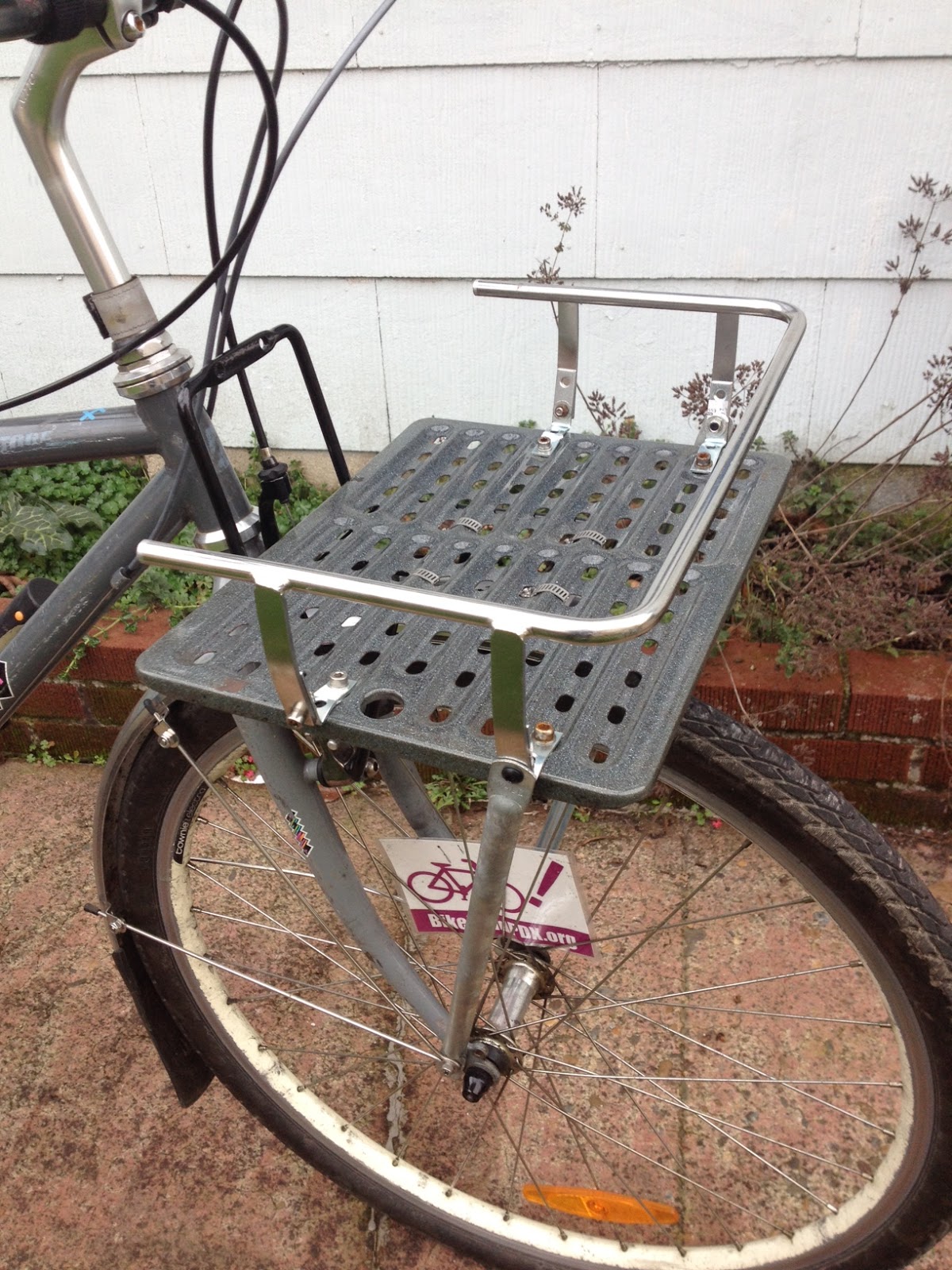 bikelovejones: Cheapskate hack: Porteur rack