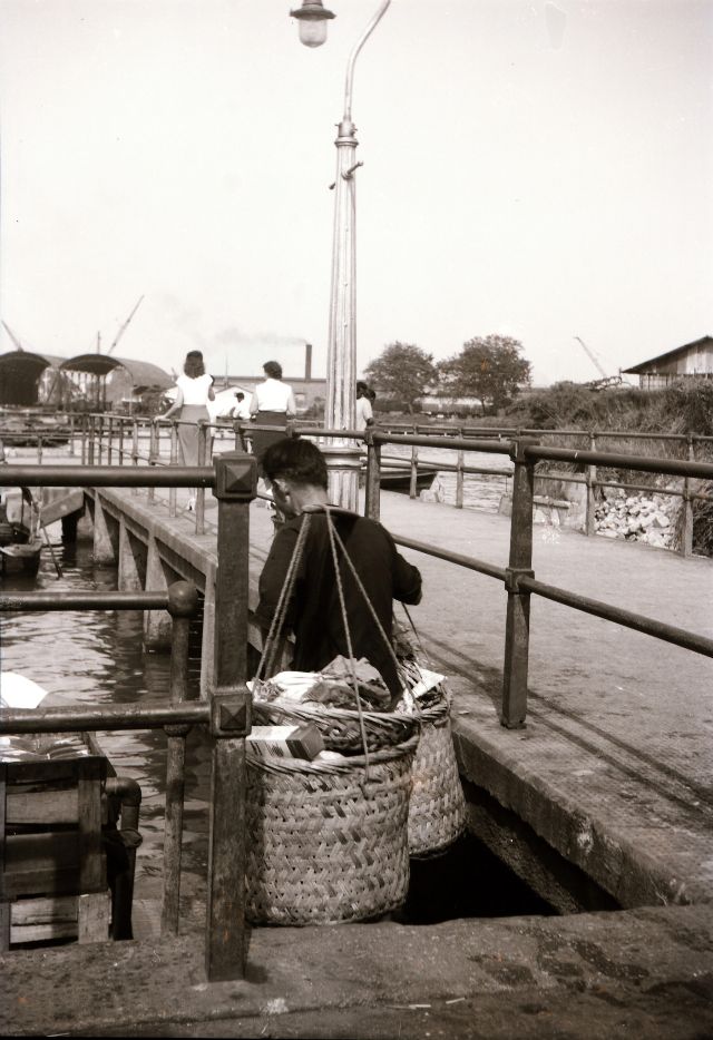45 Black and White Snapshots That Capture Everyday Life of Singapore in ...
