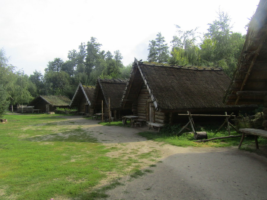 Wioska wczesnośredniowieczna w Biskupinie...