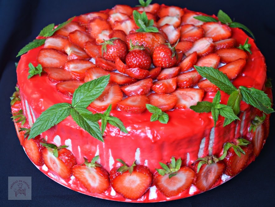 Tort cu piscoturi si bavareza de capsuni - CAIETUL CU RETETE