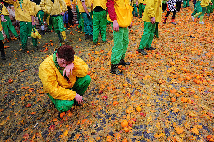 Kuweight 64: BATTLE OF ORANGES 2012 - ORANGE THROWING FESTIVAL IN ITALY