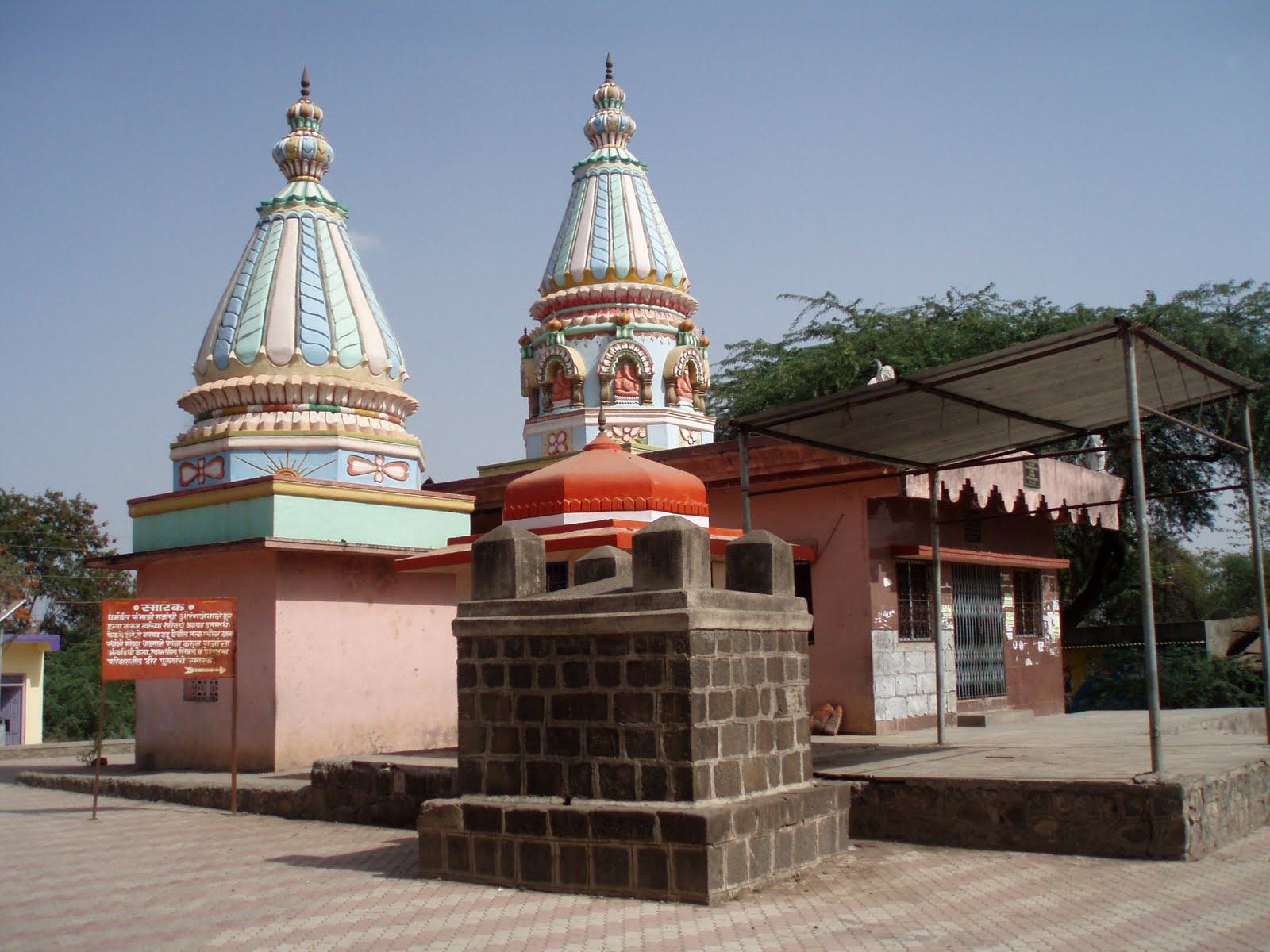Travelogue Unlimited: Vadu Tulapur and Wagheshwar Temple: A Photo Feature