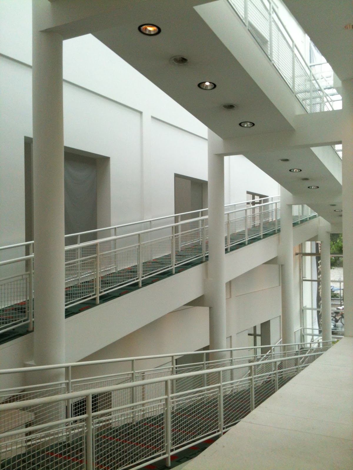 MONOCHROMATIC AXONOMETRIC: The ramp