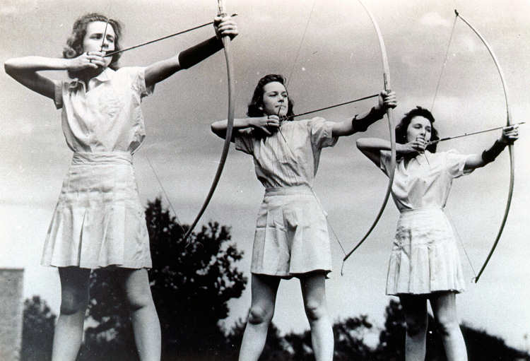 34 Vintage Photos of Beautiful Women Archers From the Mid-20th Century ...