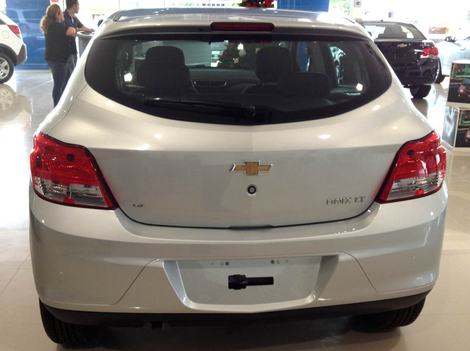 Fotos e vídeo do Chevrolet Onix LT 1.4 Prata Switchblade