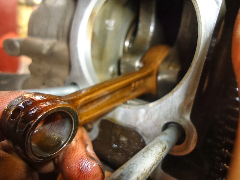 Seputar Sepeda Motor: Mengganti Connecting Rod/Stang Seker Yamaha Jupiter