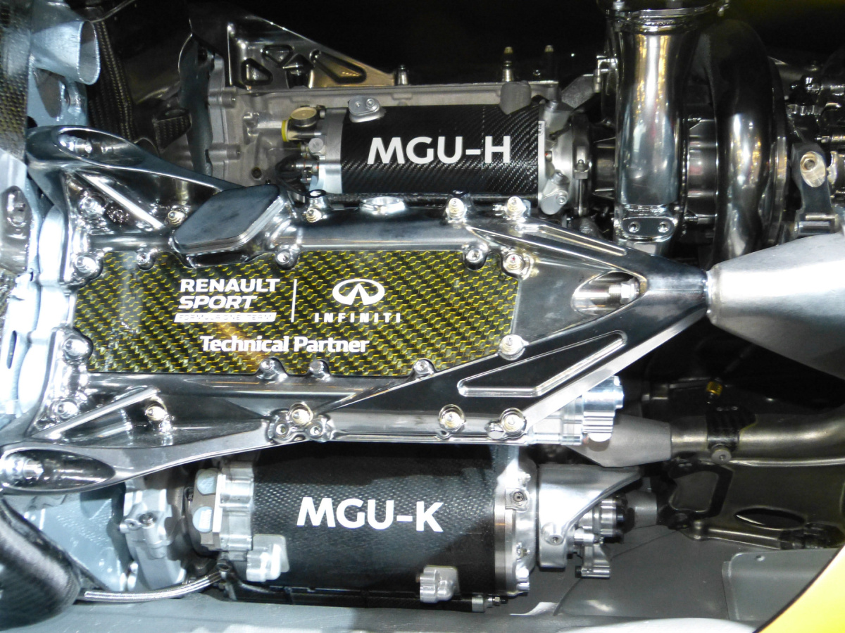 Diario Automotor: Carlos Sainz frenado por el MGU-K de su motor Renault.