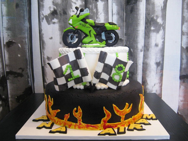 COMANDA TORT BUCURESTI: Tort de majorat cu motor