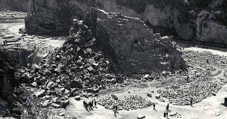 Mauthausen Stairs Of Death ~ A Soviet honor guard stands next to the ...