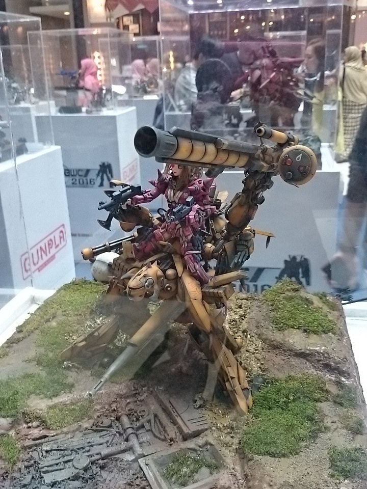 Help me id the base kit of a custom (the girl in the center) :) : r/Gunpla