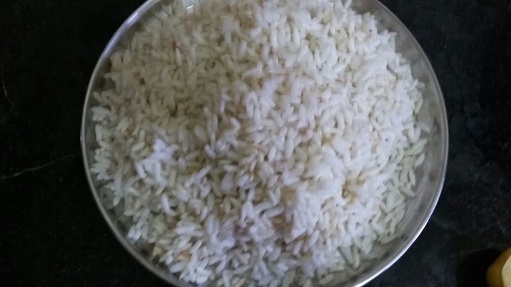nalina's cook mood. . .: mandakki oggarane/usli( puffed rice)