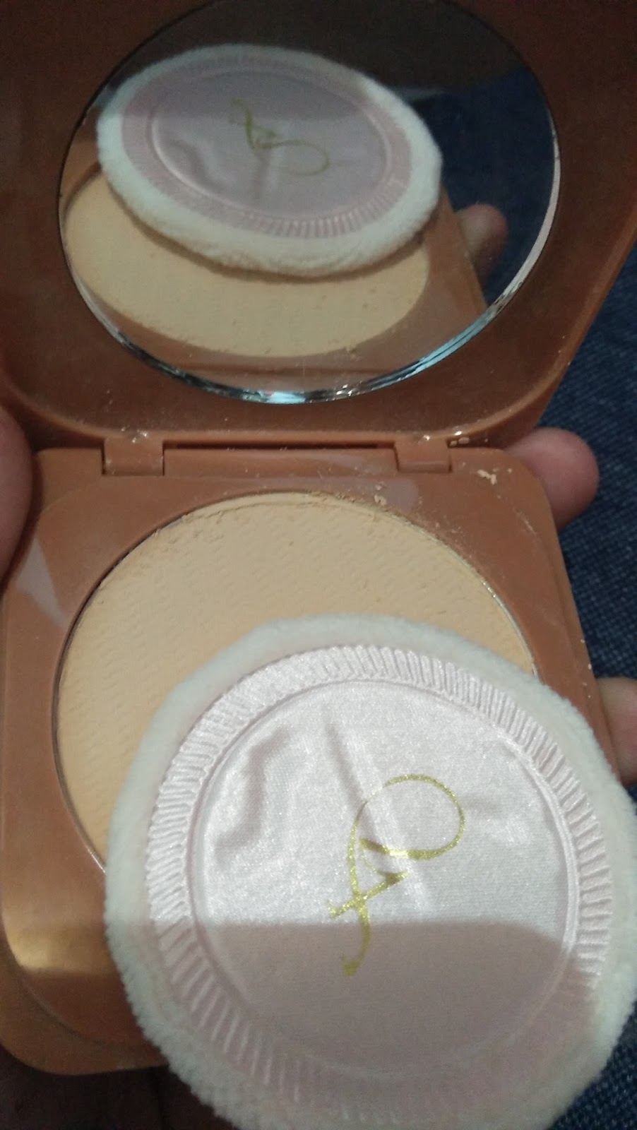 Golda Ivana: Review: Fanbo Gold Deluxe Compact Powder No.4 (Janur Kuning)