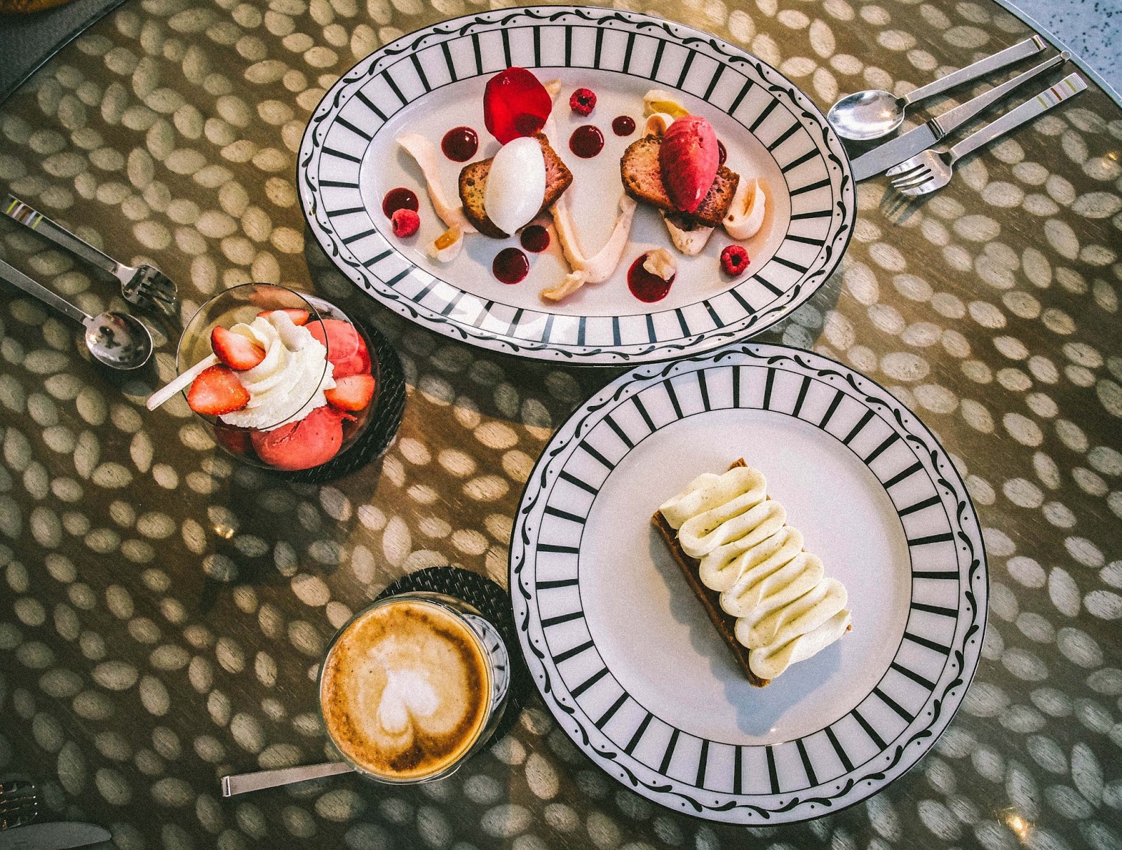 Cheongdam Dior Cafe by Pierre Herme 디올카페 - Mini en Monde