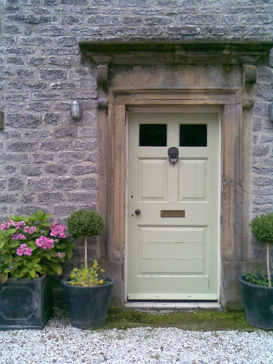 MEANMAGENTA-PHOTOGRAPHY: Admiring country houses' front doors....