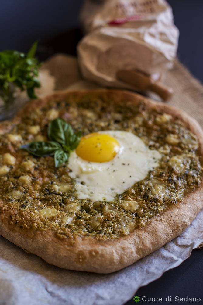 Pizza integrale con pesto e uovo all'occhio di bue - Cuore di Sedano