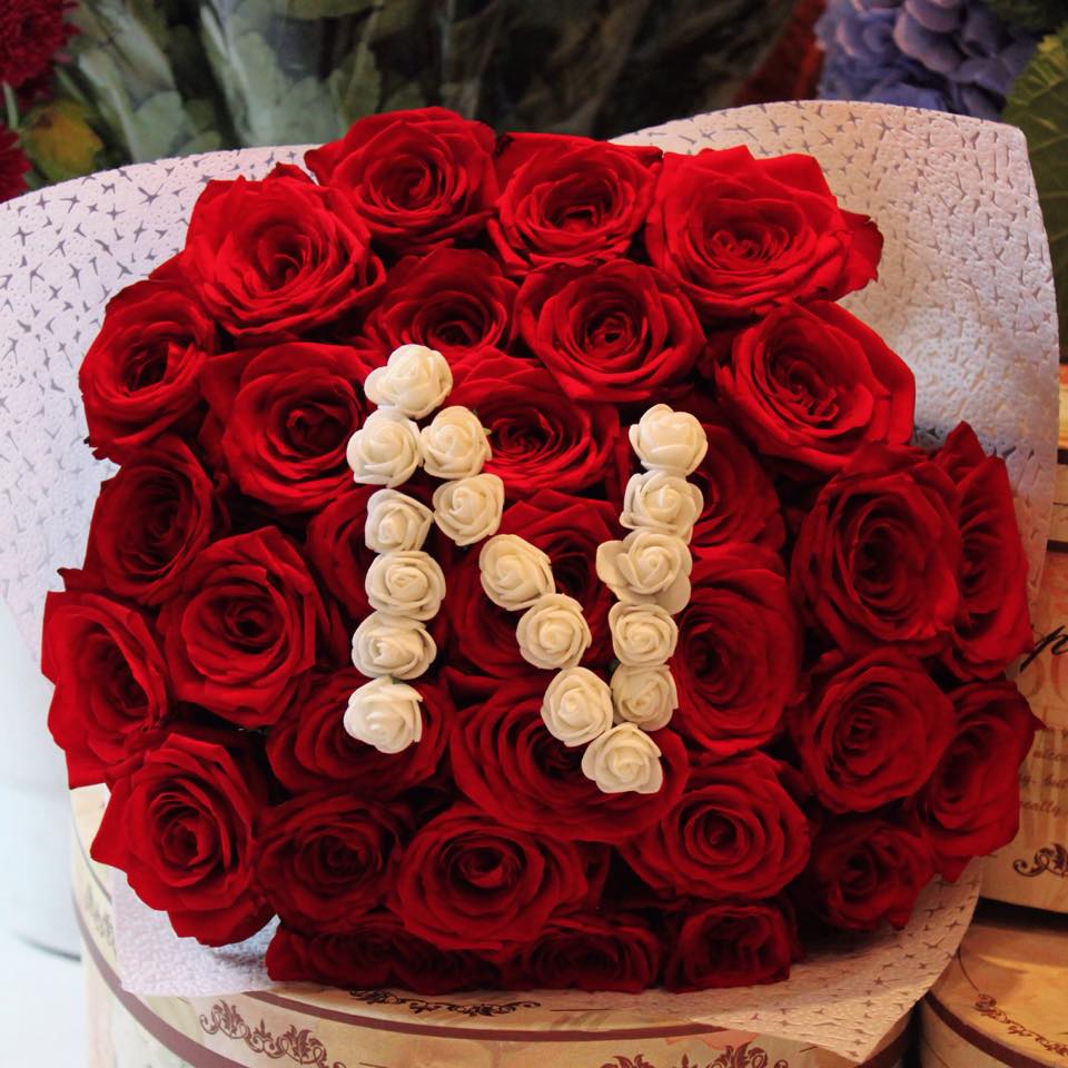 Gül Buketi Üzərində Hərflər