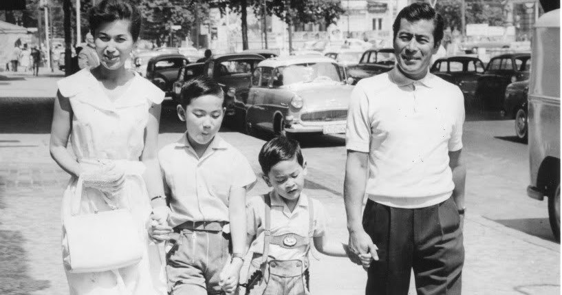VINTAGE PHOTOGRAPHY: Toshiro Mifune with his wife and children