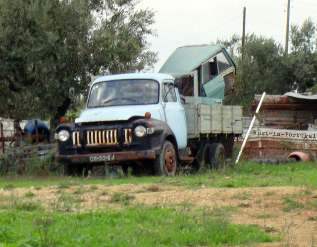 R.I.P. - Rust in Portugal: bedford truck + citroen ami