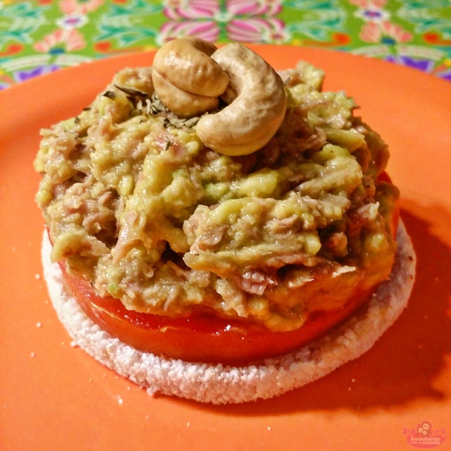 Disco de tapioca com tomate e pasta de atum com abacate. - Inventando ...
