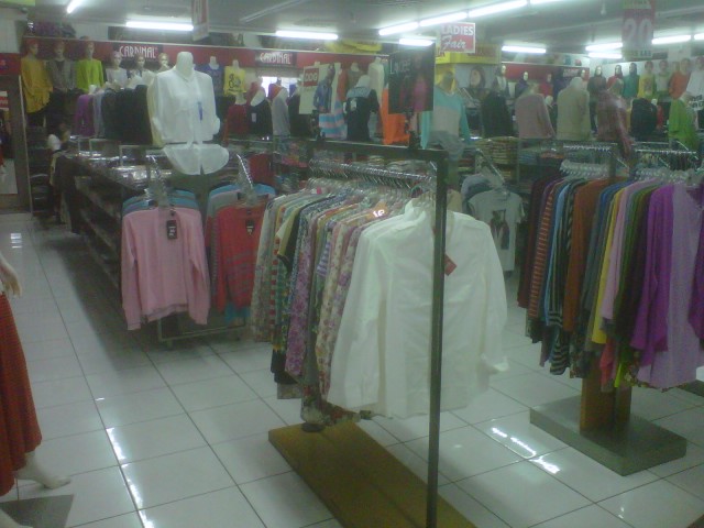 Contoh Gambar Display Toko Baju
