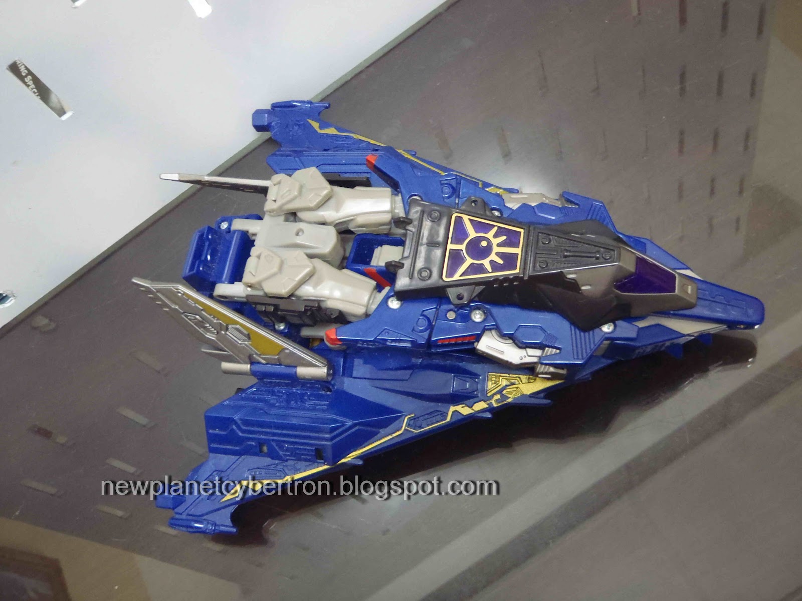 New Planet Cybertron: Transformers Review: Soundwave (Cybertron Voyager)