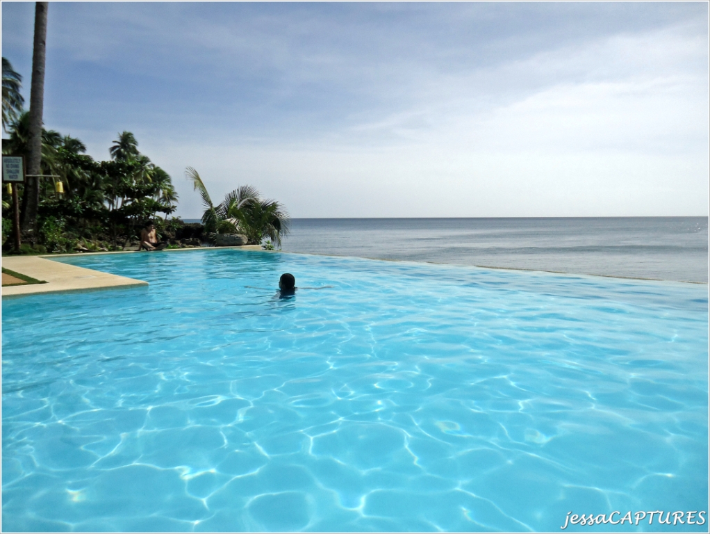 the traveller & her thoughts: KUTING REEF beach resort