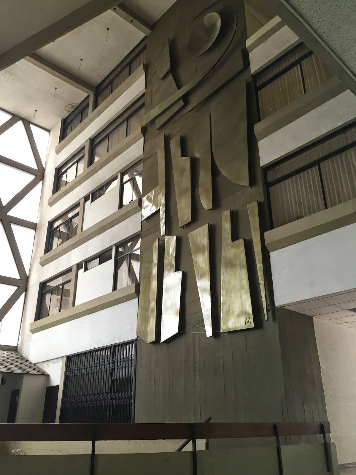 ARQUITECTURA MODERNA EN ECUADOR: EDIFICIO ATRIUM