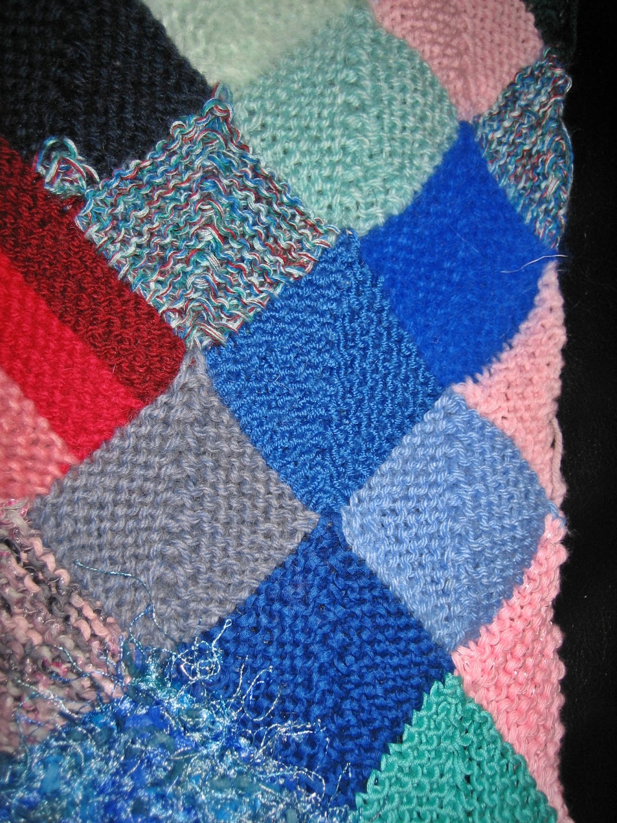 Handarbeiten: Patchworkdecke aus Restewolle