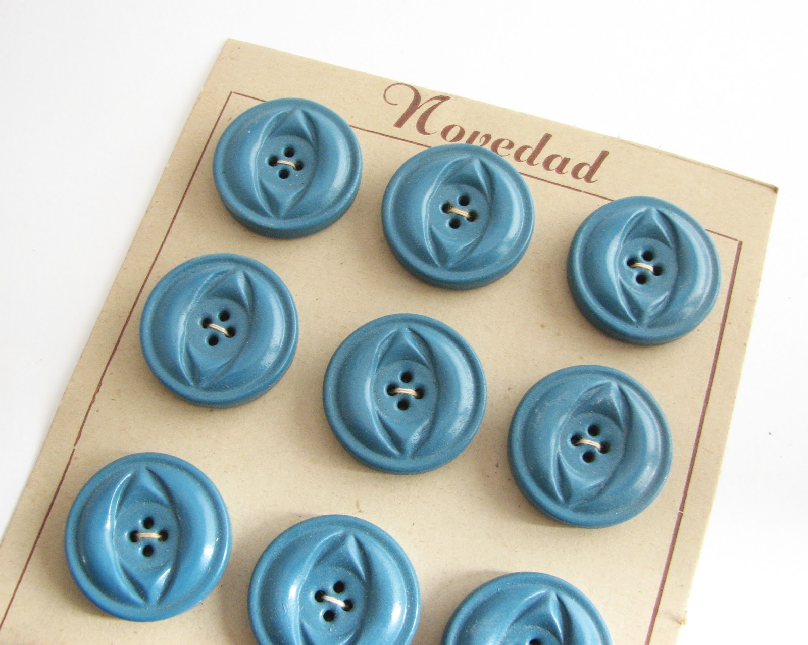 Agnes' Vintage World: War-time era buttons