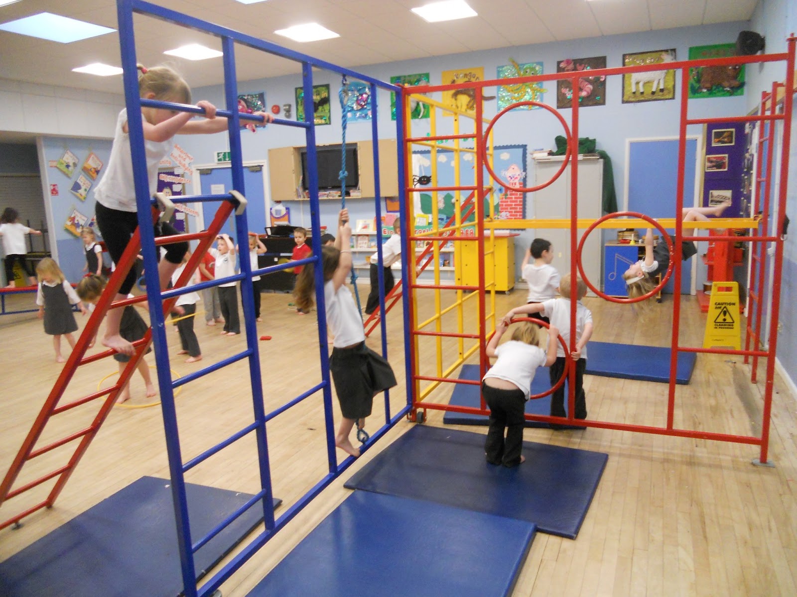 Pontyclun Primary School, Reception Class: Using the apparatus