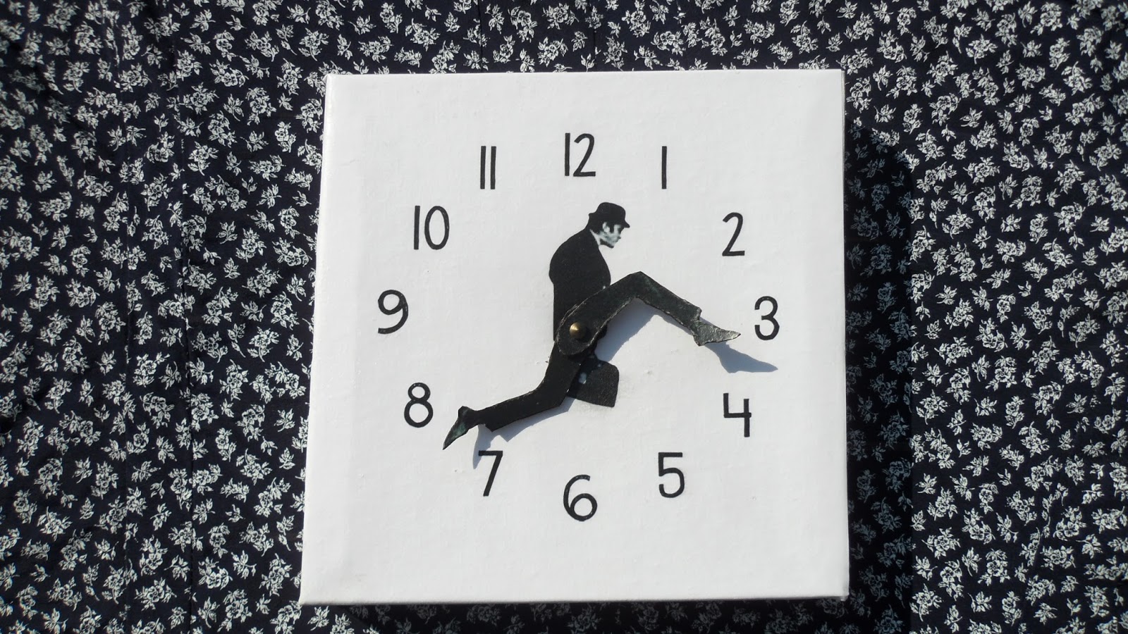 Ella en Louis: DIY Ministry of Silly walks clock