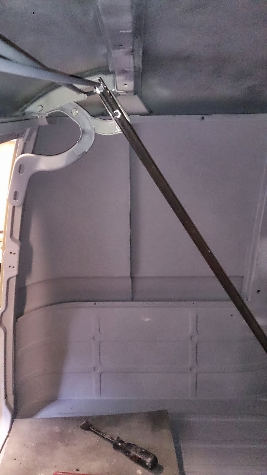 Pauls splitscreen van project: Rear Hatch Hinge Spring Removal and Fitting