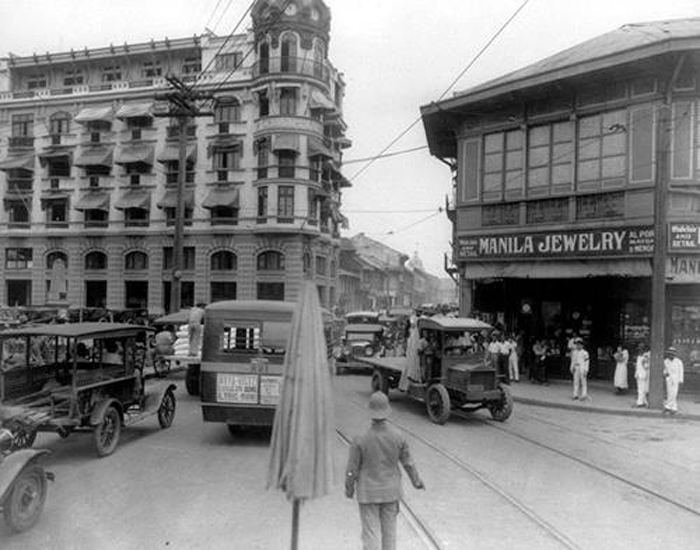 Carlos Celdran's Escolta & Old Manila Walking Tour | Drowning ...
