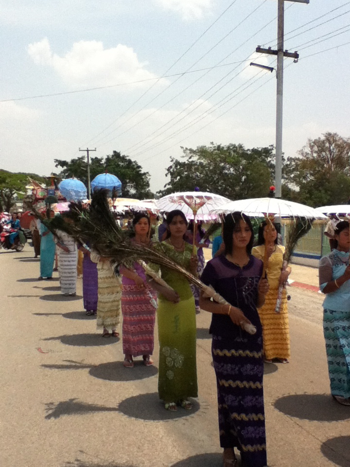 YANGON CALLING: How to make a longyi and an eingyi in Yangon