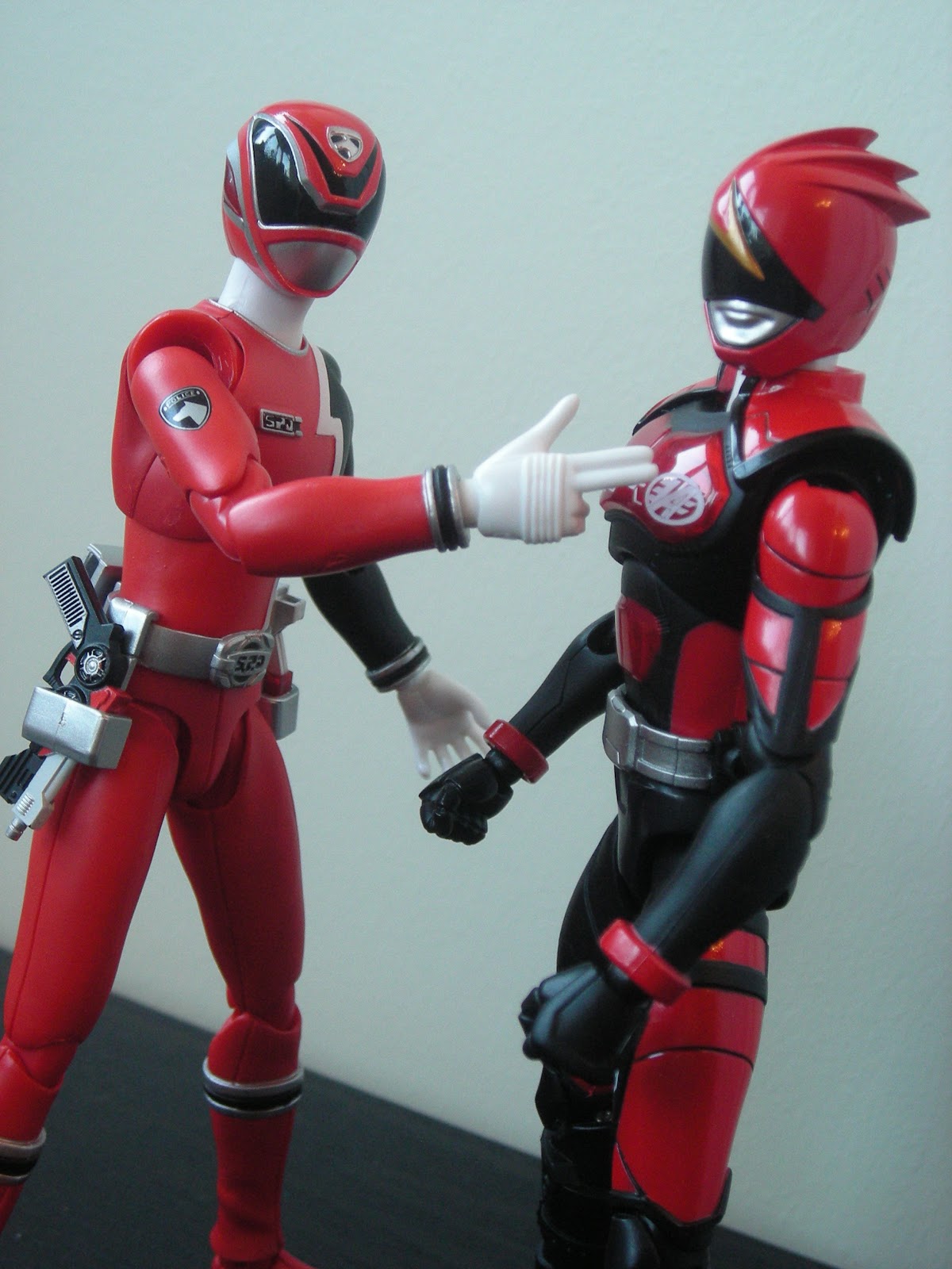 My Shiny Toy Robots: Toybox REVIEW: S.H. Figuarts Deka Red