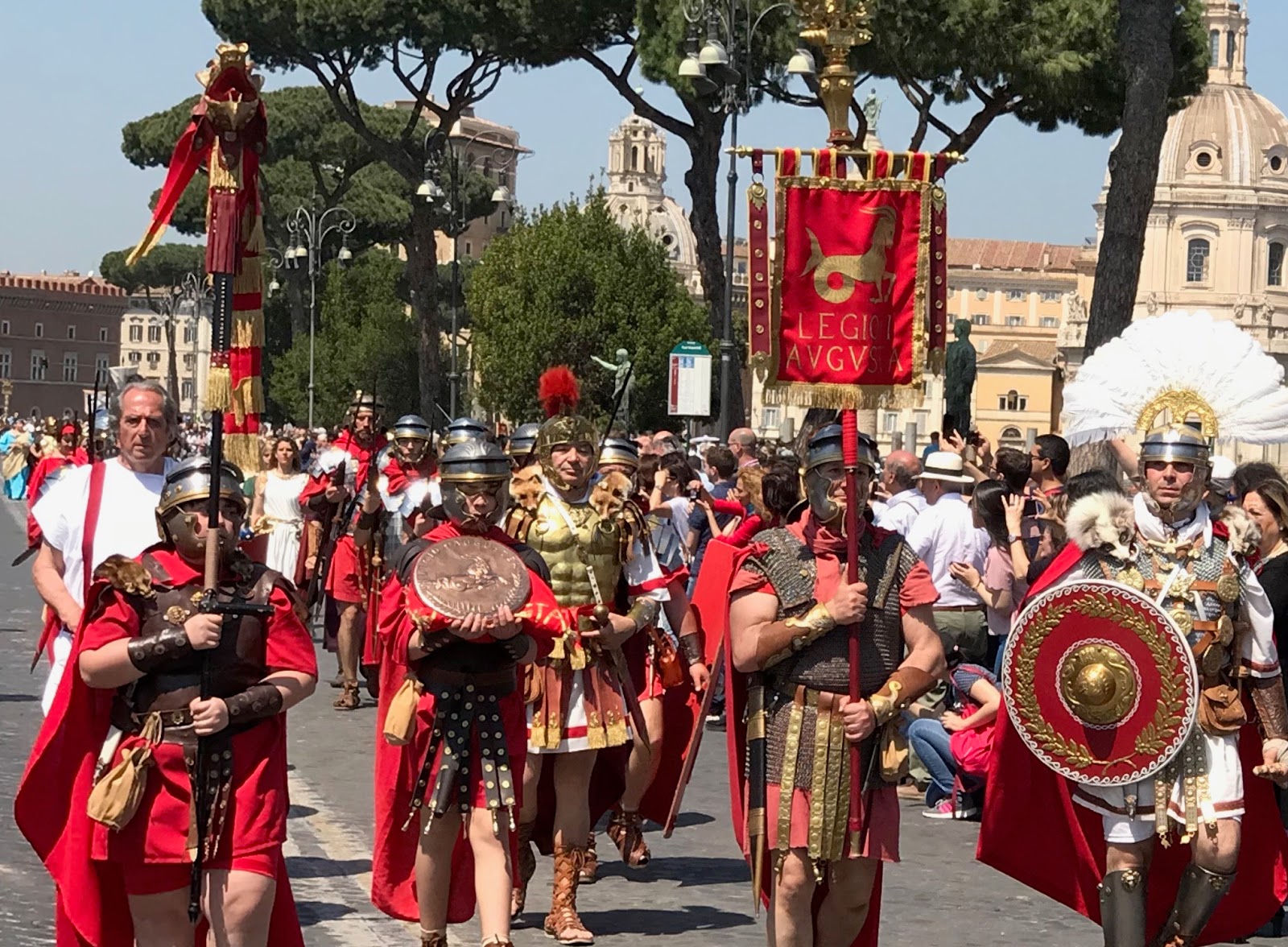 DriveByCuriosity: Photography: Roma Natale - Watching A Roman Parade